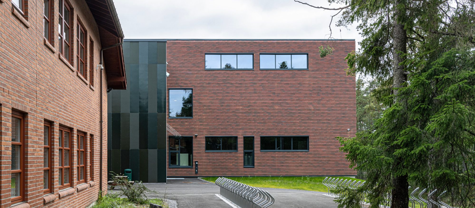 Bamble videregående skole: Røde bekledningstegler i dyp furuskog