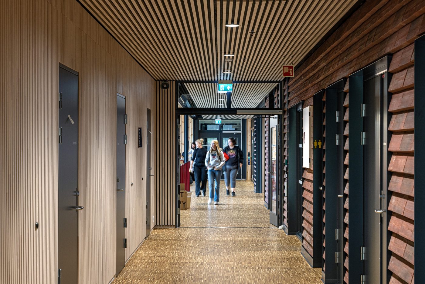 Bamble videregående skole: Røde bekledningstegler i dyp furuskog