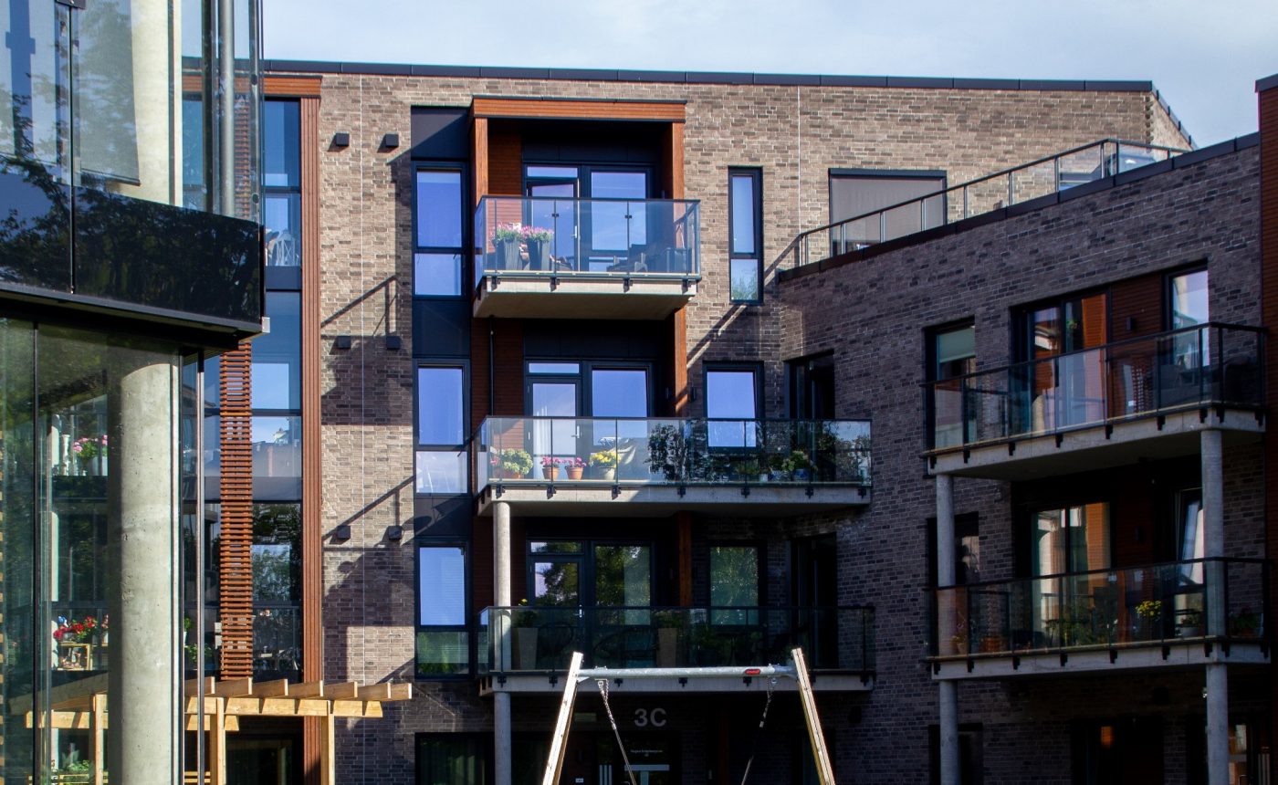 Reinsletta Allé: Tidløs og solid teglstein i Bodø