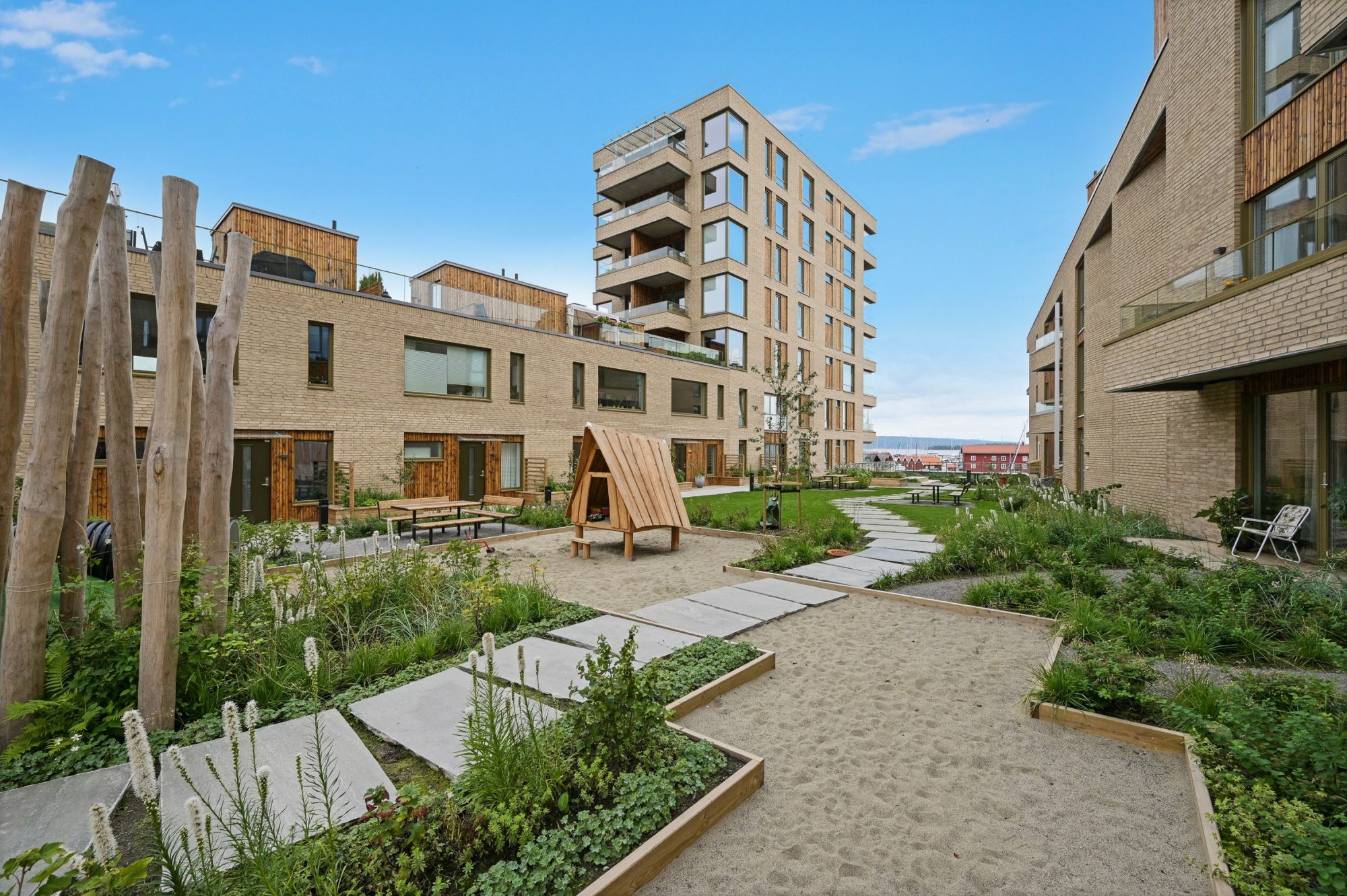 Den lyse teglfasaden på Holmestrand Brygge speiler fargene i byen